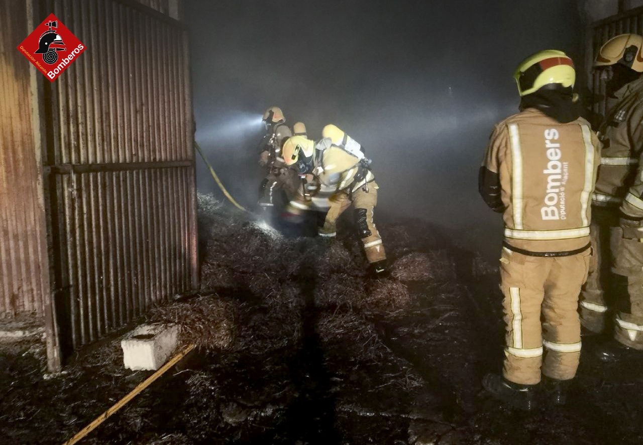 Els bombers apaguen un foc en un paller a Castalla - TV-A Els bombers apaguen un foc en un paller a Castalla - TV-A